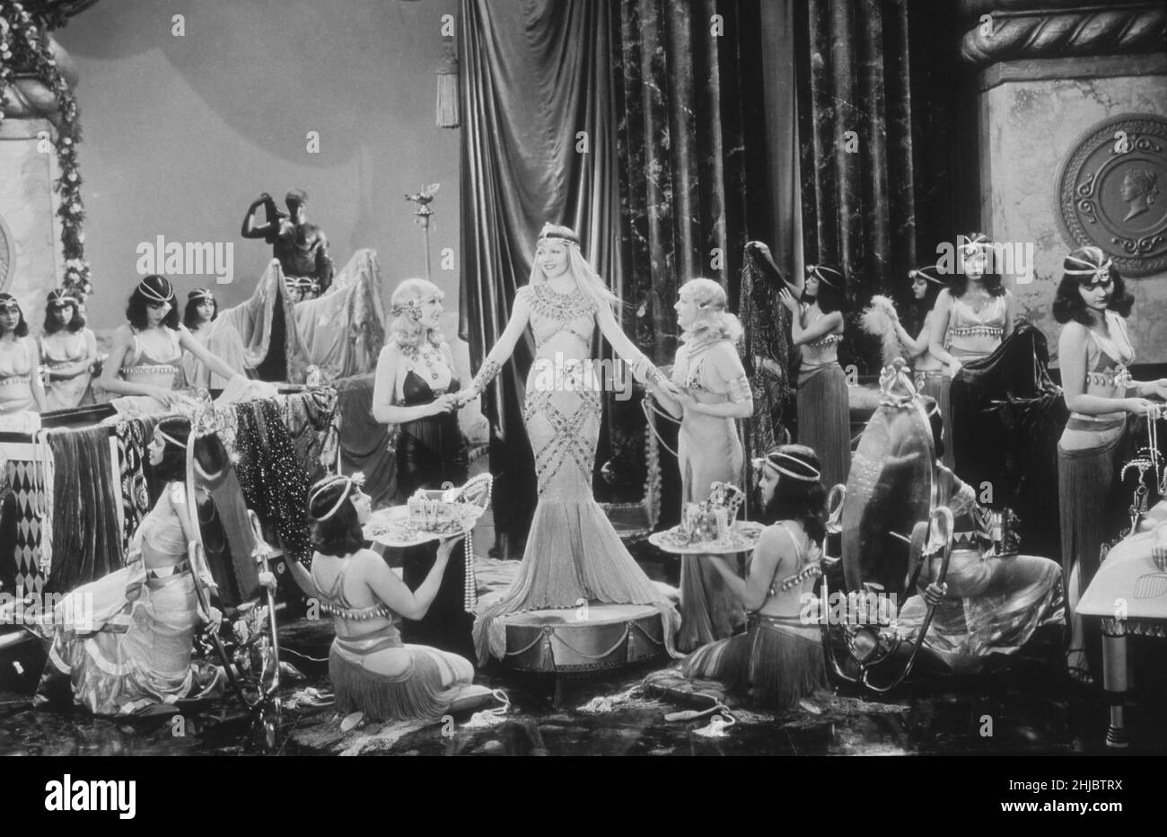 Cleopatra 1934 cecil demille claudette Banque de photographies et d’images à haute résolution ...