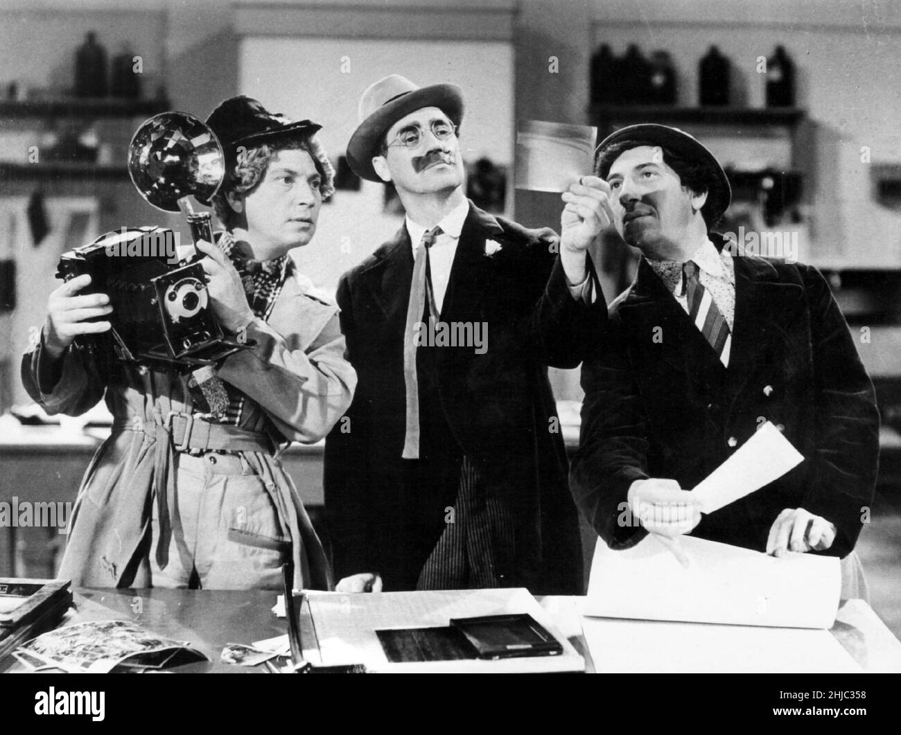 HARPO MARX, GROUCHO MARX et ZEPPO MARX dans LE GRAND MAGASIN (1941 ...