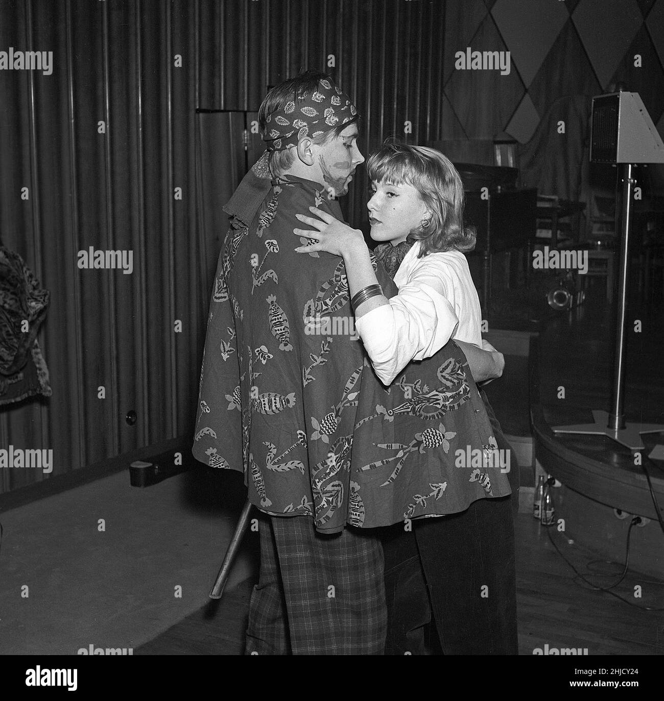 Danse dans le 1950s.Un jeune couple à une danse et une mascarade se ... Danse dans le 1950s.Un jeune couple à une danse et une mascarade se ...