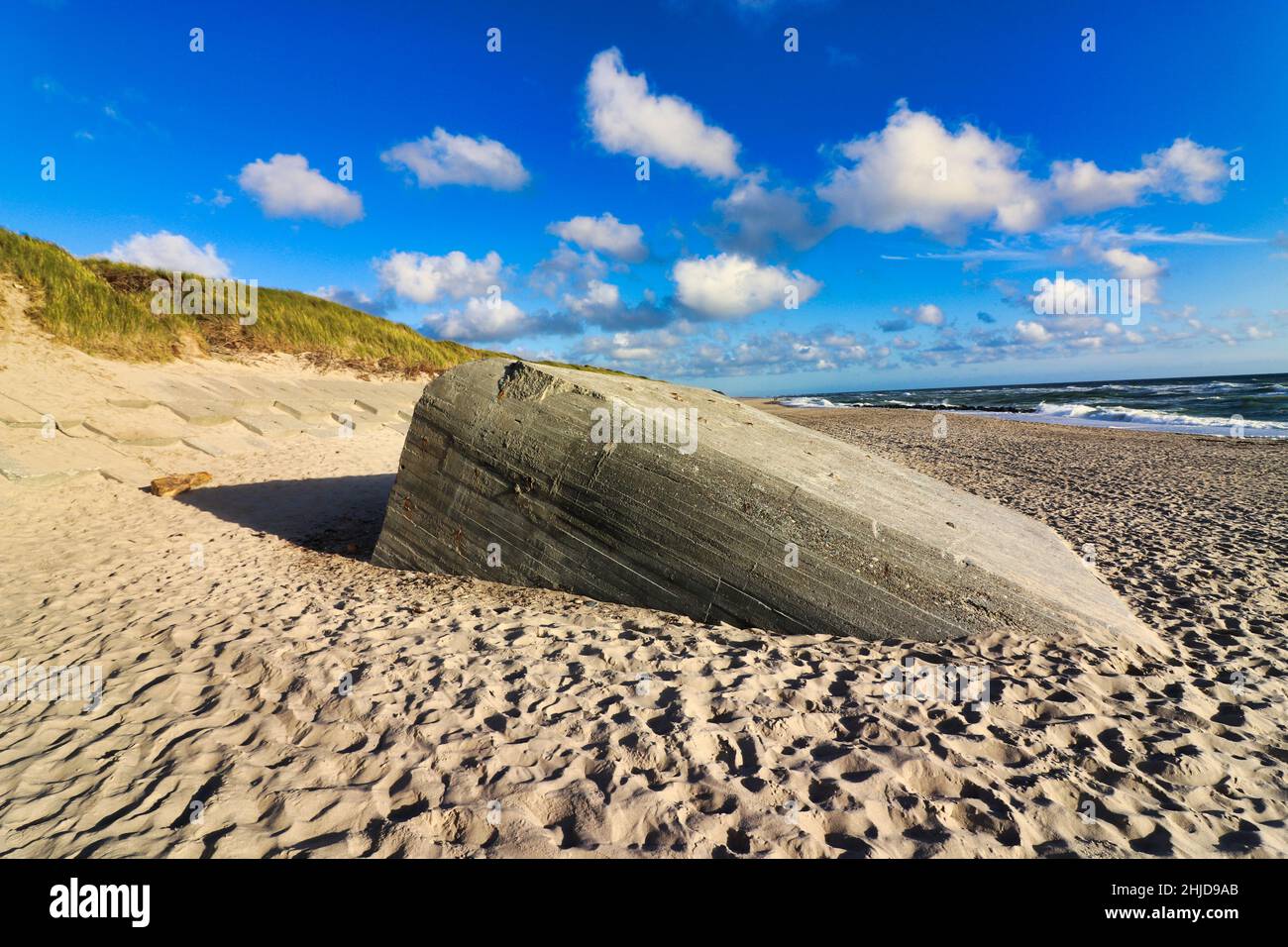 De vieux bunkers en béton de la Seconde Guerre mondiale bordent les ...