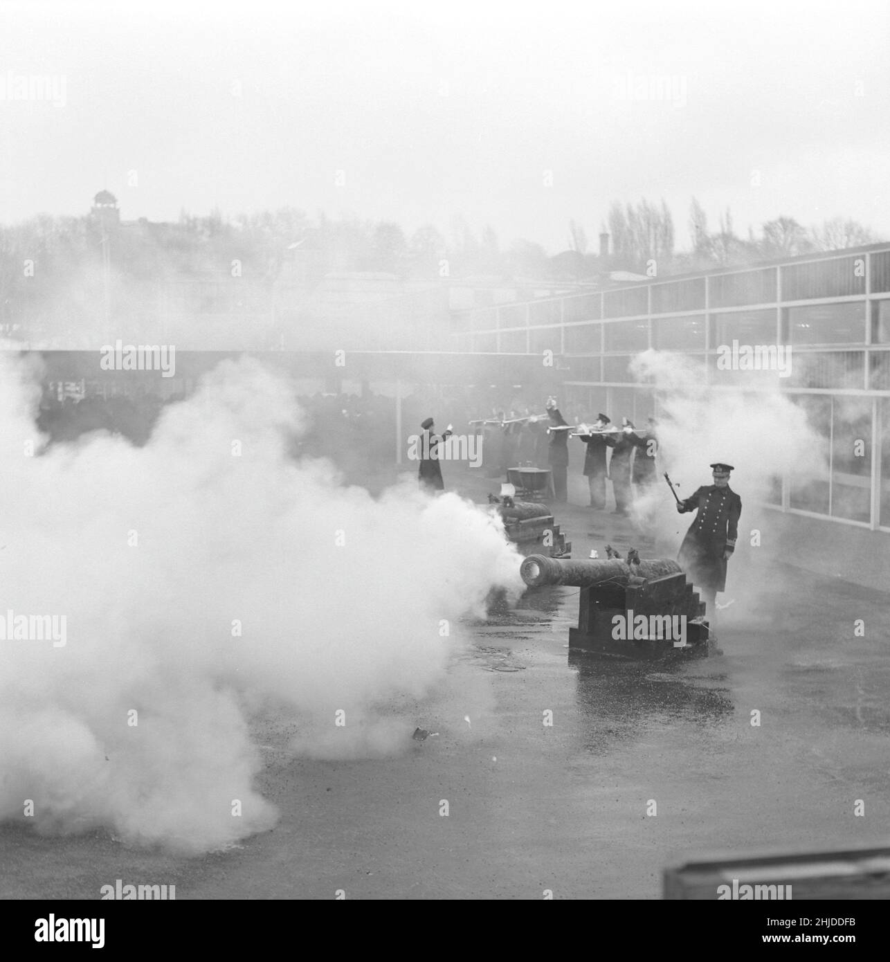 Saluez dans le 1960s.Un soldat utilise un canon historique pour saluer ...