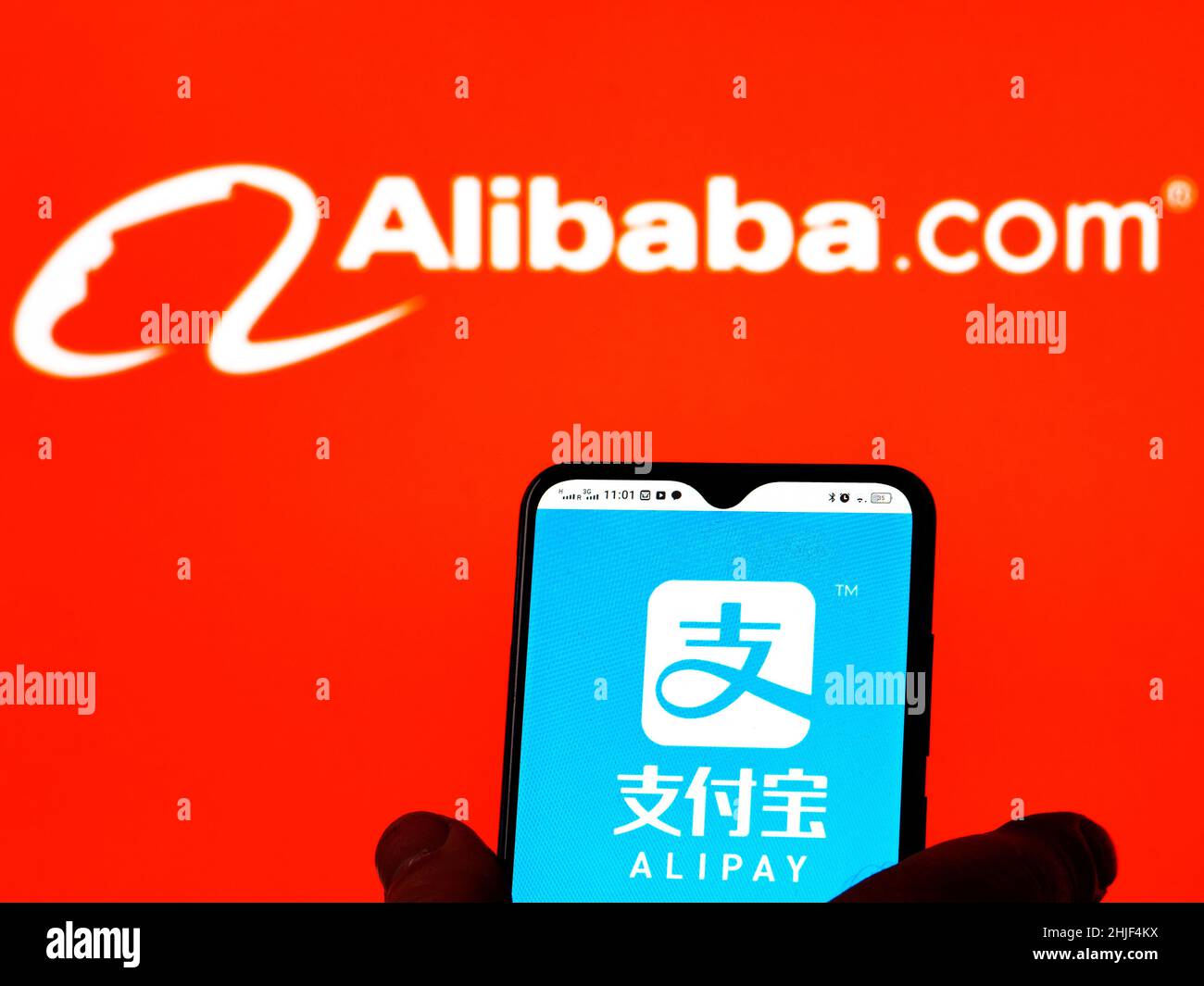 Dans cette illustration, le logo Alibaba apparaît sur l'écran d'un ...
