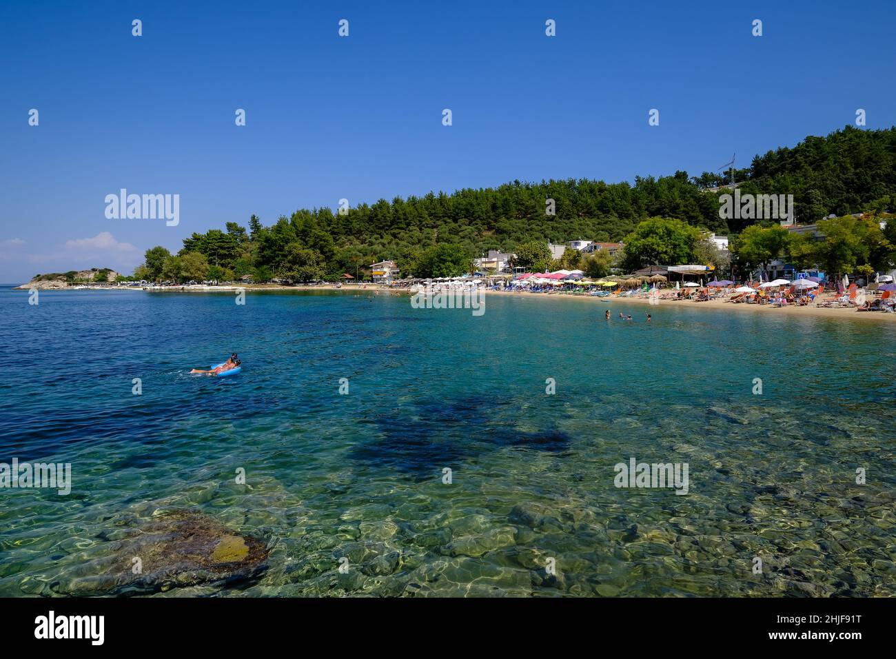 Limenas, Thassos, Grèce - Plage de baignade au port de Limenas.La ...