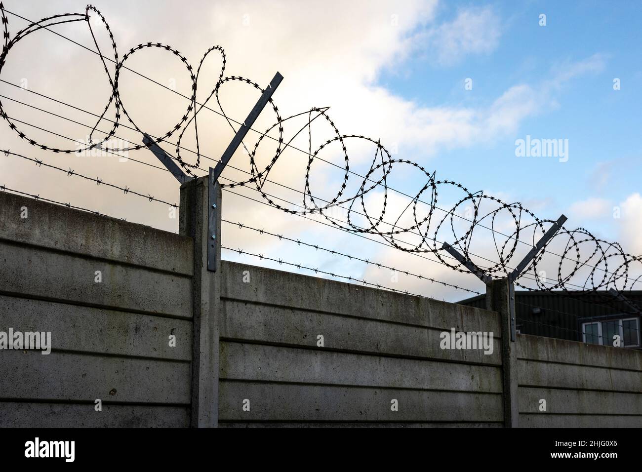 silhouette de fil de rasoir de sécurité et de fil barbelé sur le dessus ...