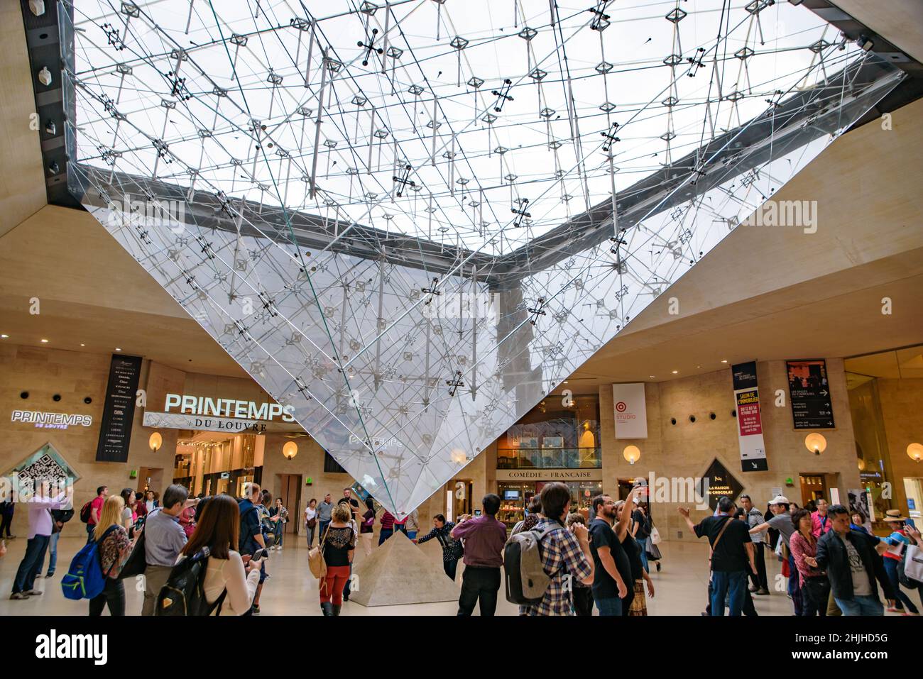Le Louvre a inversé la pyramide dans le carrousel du Louvre à Paris ...