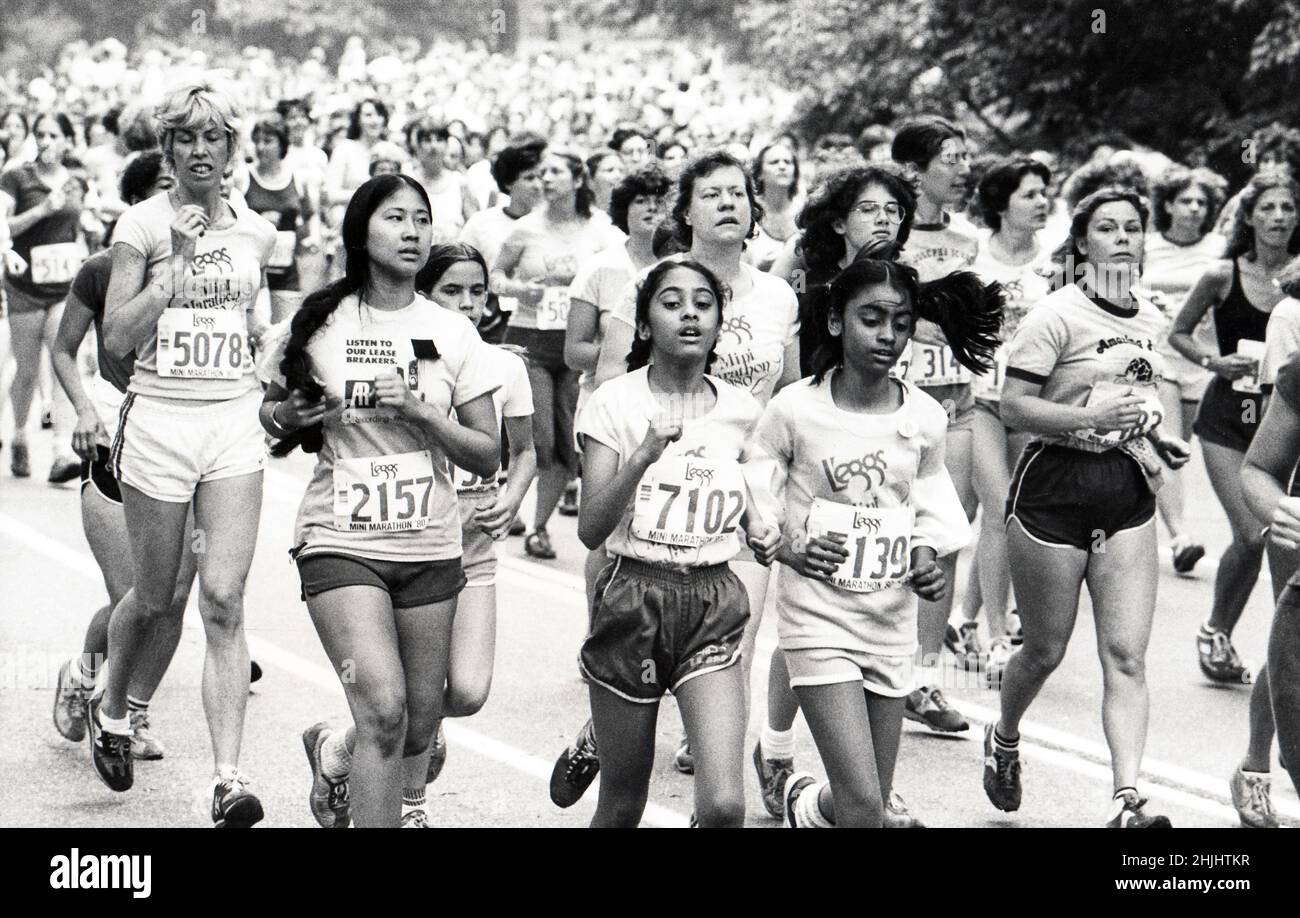 Un grand groupe de coureurs féminins participent au mini-marathon de 1980 l'ufs, une course ...