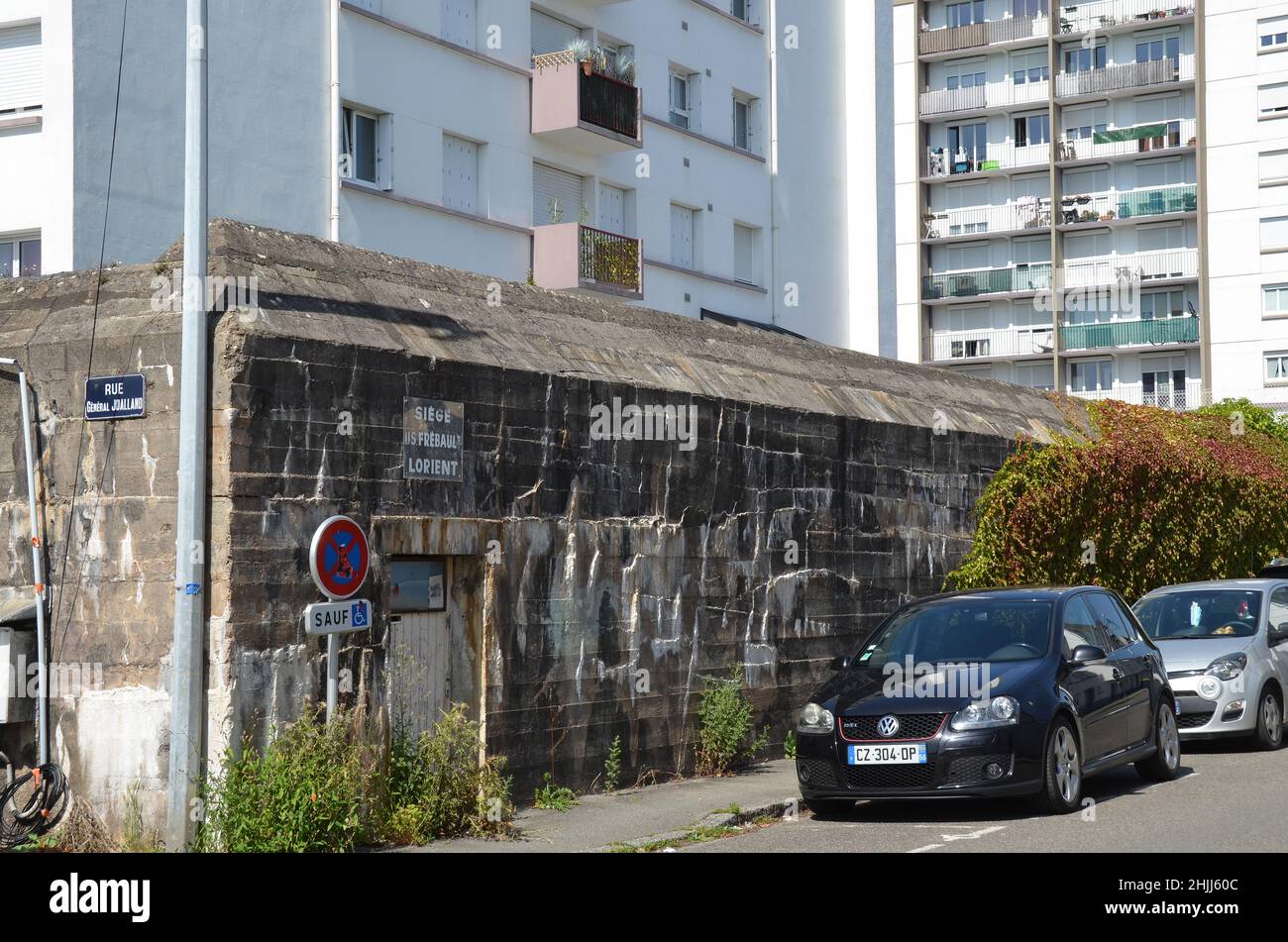 Ce qui reste d'un bunker nazi à Lorient.De fortes fortifications ont ...