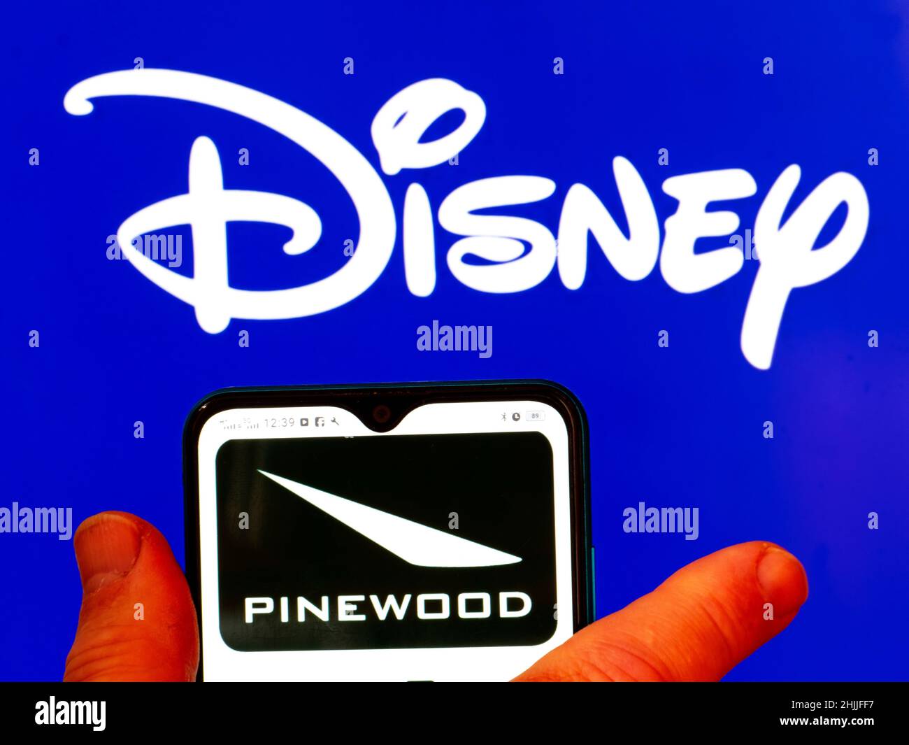 Dans cette illustration, le logo Pinewood Studios est affiché sur l ...