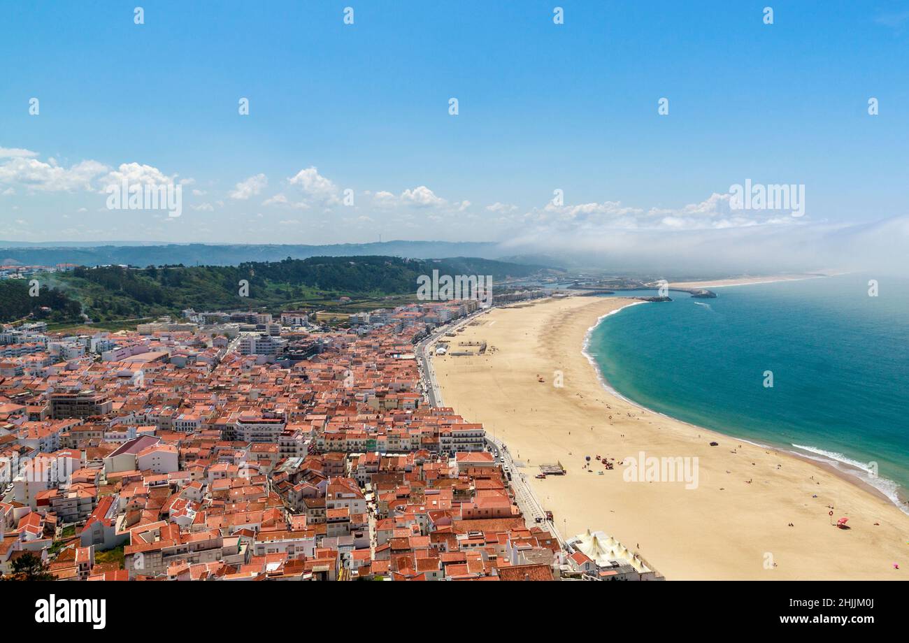 Vue panoramique sur la plage de Nazaré.Côte de l'océan Atlantique ...