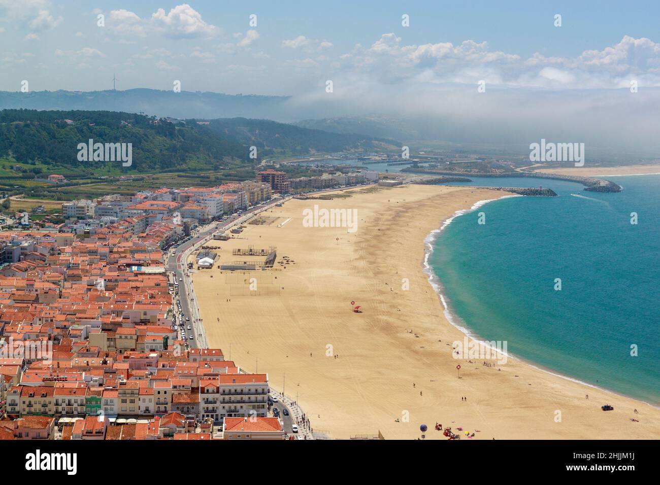 Vue panoramique sur la plage de Nazaré.Côte de l'océan Atlantique ...