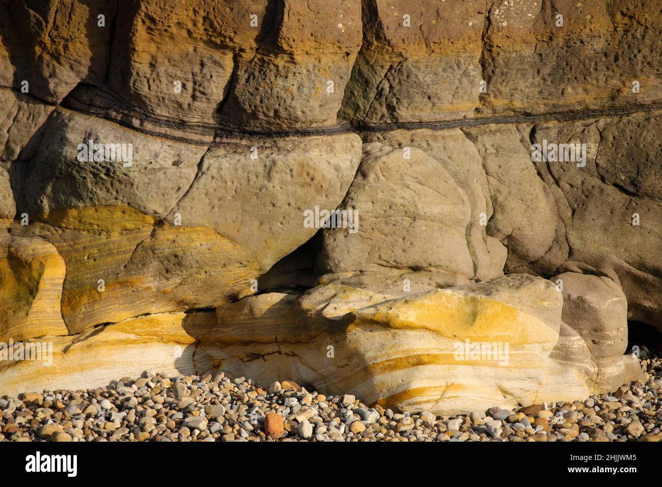 Des couches de sédiments forment les grès jurassiques le long de la ...