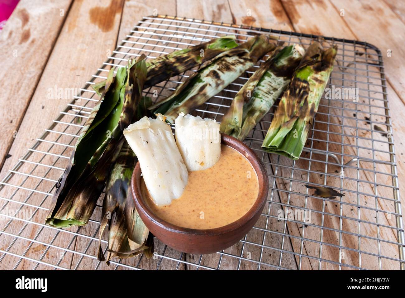 gâteau au poisson grillé, fait de maquereau moulu mélangé avec des ...