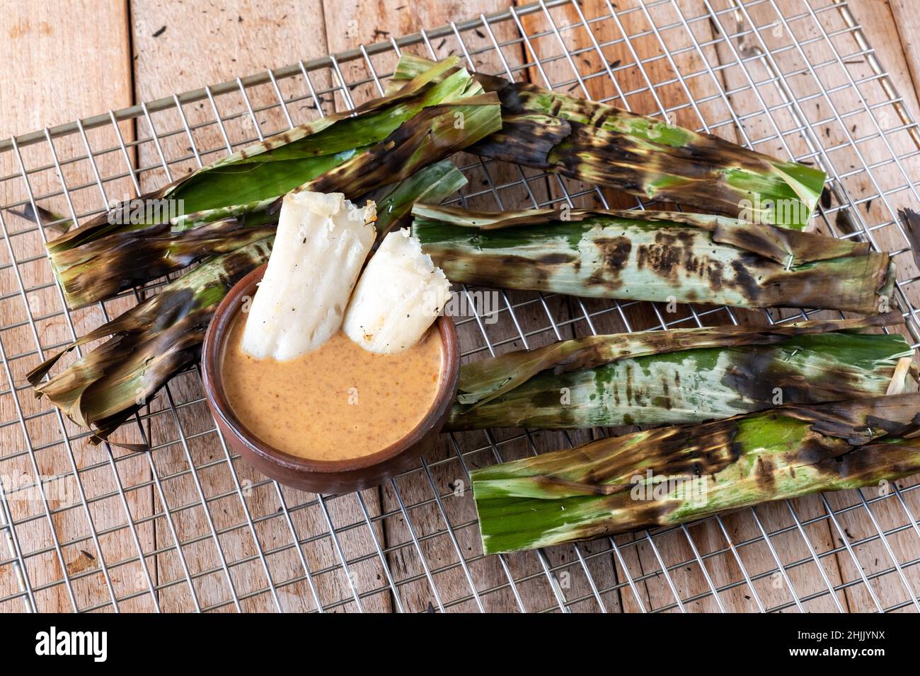 gâteau au poisson grillé, fait de maquereau moulu mélangé avec des ...