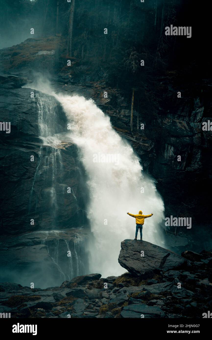 Vue arrière de la personne avec les mains ouvertes en grand regardant ...
