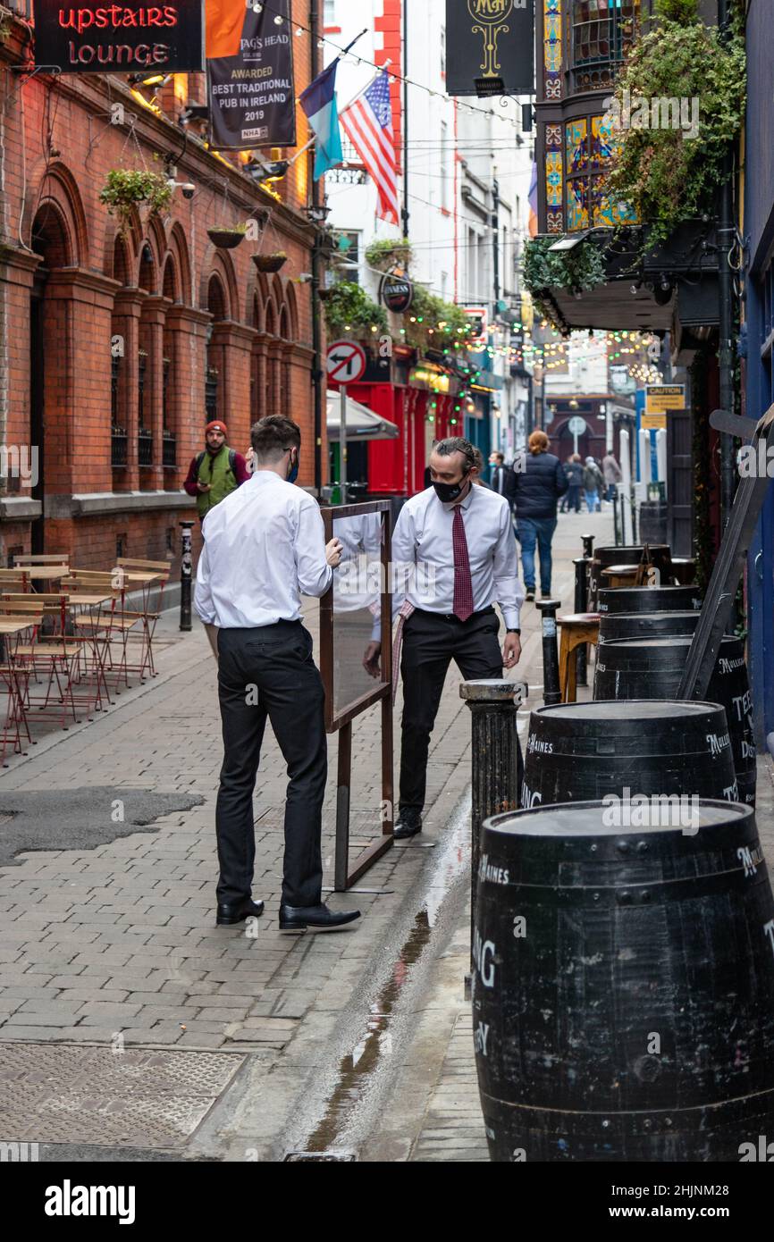 Les barmen de la rue préparent pub pour ouvert, pubs irlandais célèbres ...
