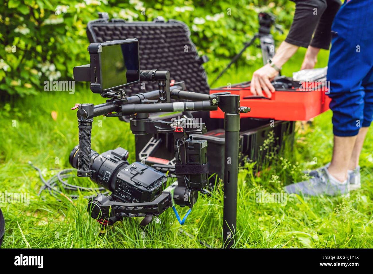La mise en place d'un cameraman professionnel robuste cardan 3 axes ...