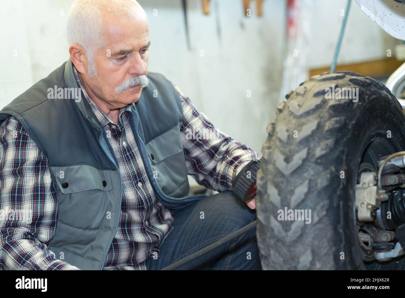 Homme qui change de pneu Banque de photographies et d’images à haute résolution - Alamy