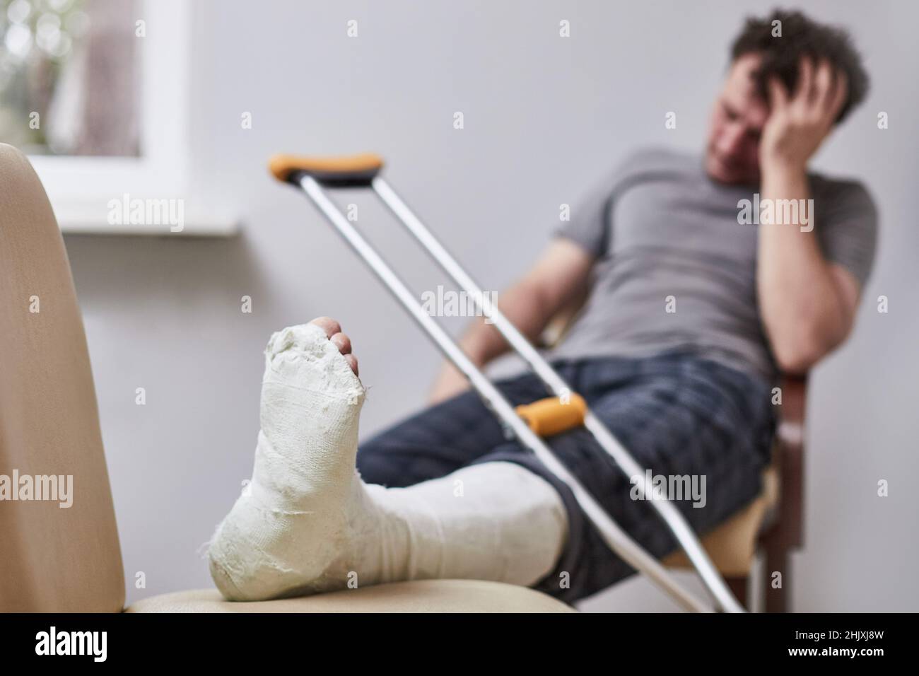 Homme avec une jambe cassée Banque de photographies et d’images à haute ...