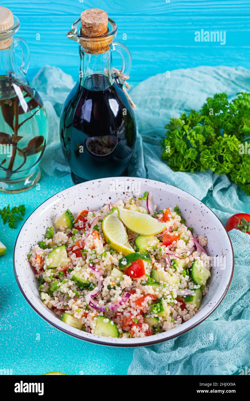 Salade végétarienne de tabouleh avec couscous, persil, concombre ...