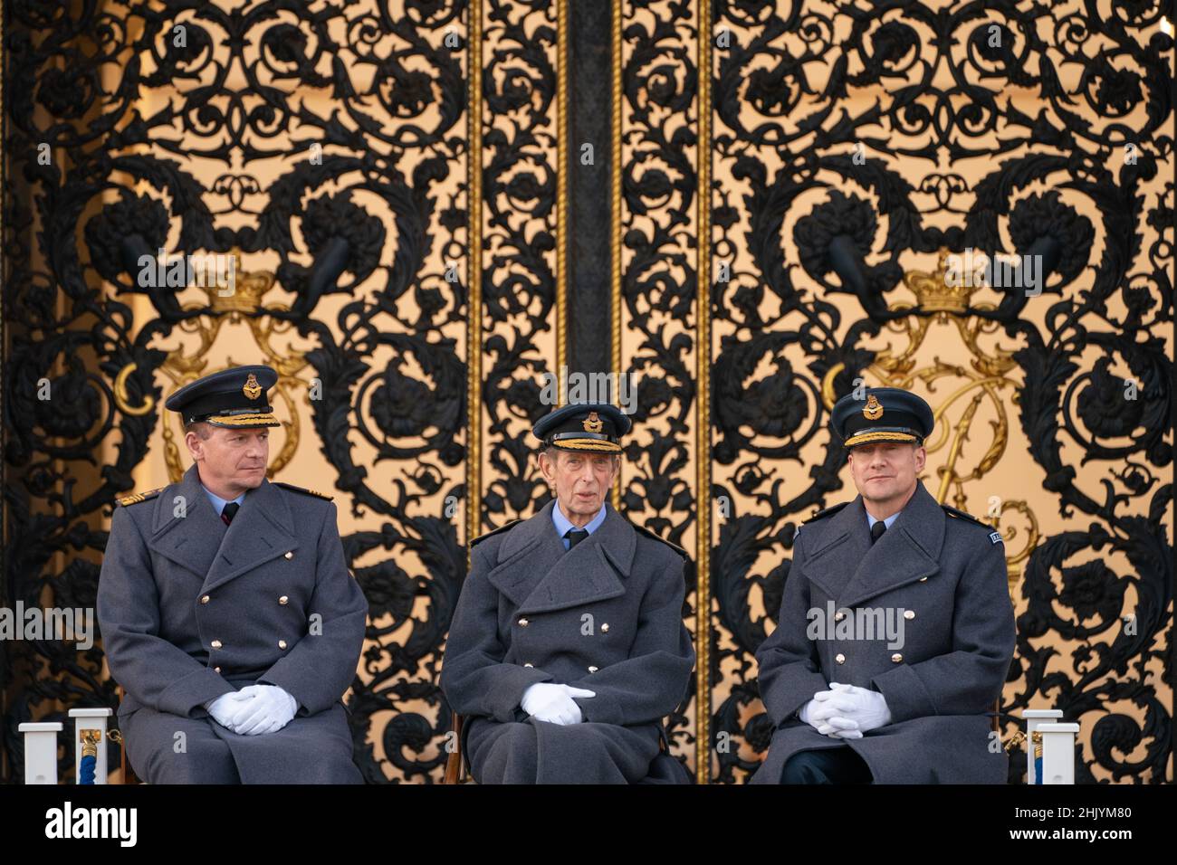 Le duc de Kent (au centre) voit la cérémonie de la relève de la garde ...