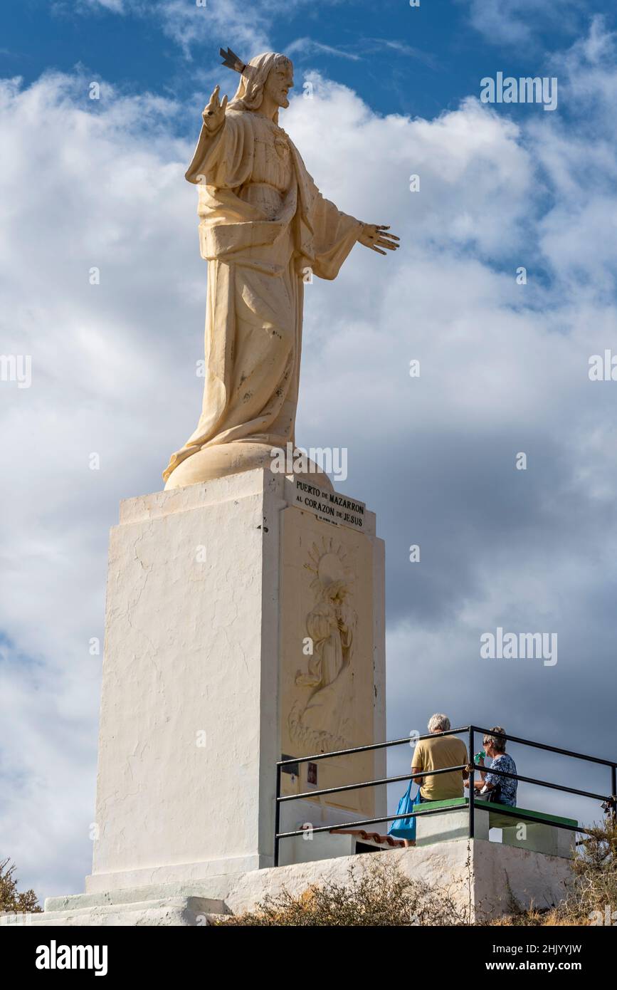 Statue religieuse de Corazon de Jésus au-dessus de Puerto de Mazarron ...