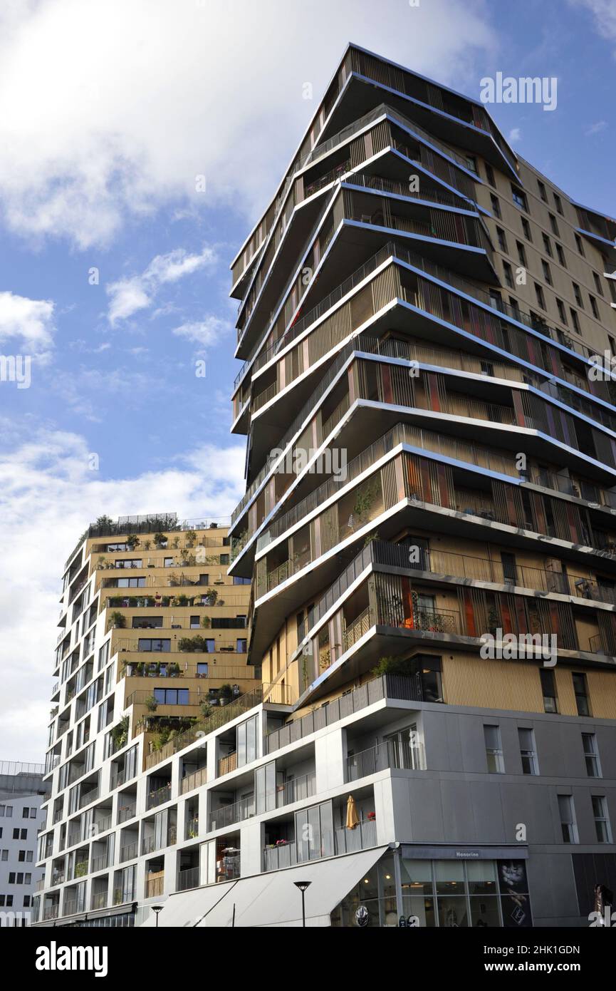 FRANCE. PARIS (75) LA MAISON TOUR EST UN BÂTIMENT D'HABITATION QUI MÊLE ...