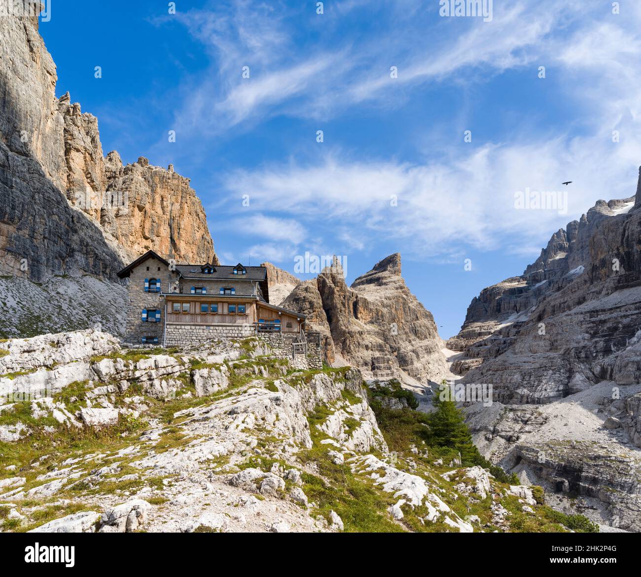 Refuge de montagne Rifugio Tuckett e Sella. Les Dolomites de Brenta ...
