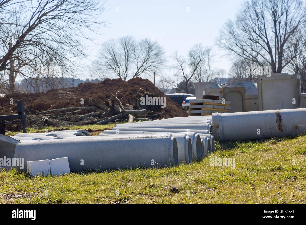 Le système de drainage routier principal en construction sur des trous ...