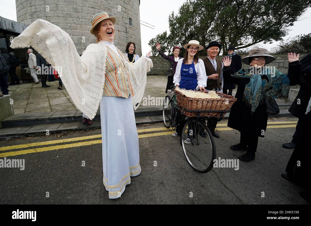 Anne Tyrrell Gogan (à gauche) à la tour James Joyce Martello à ...