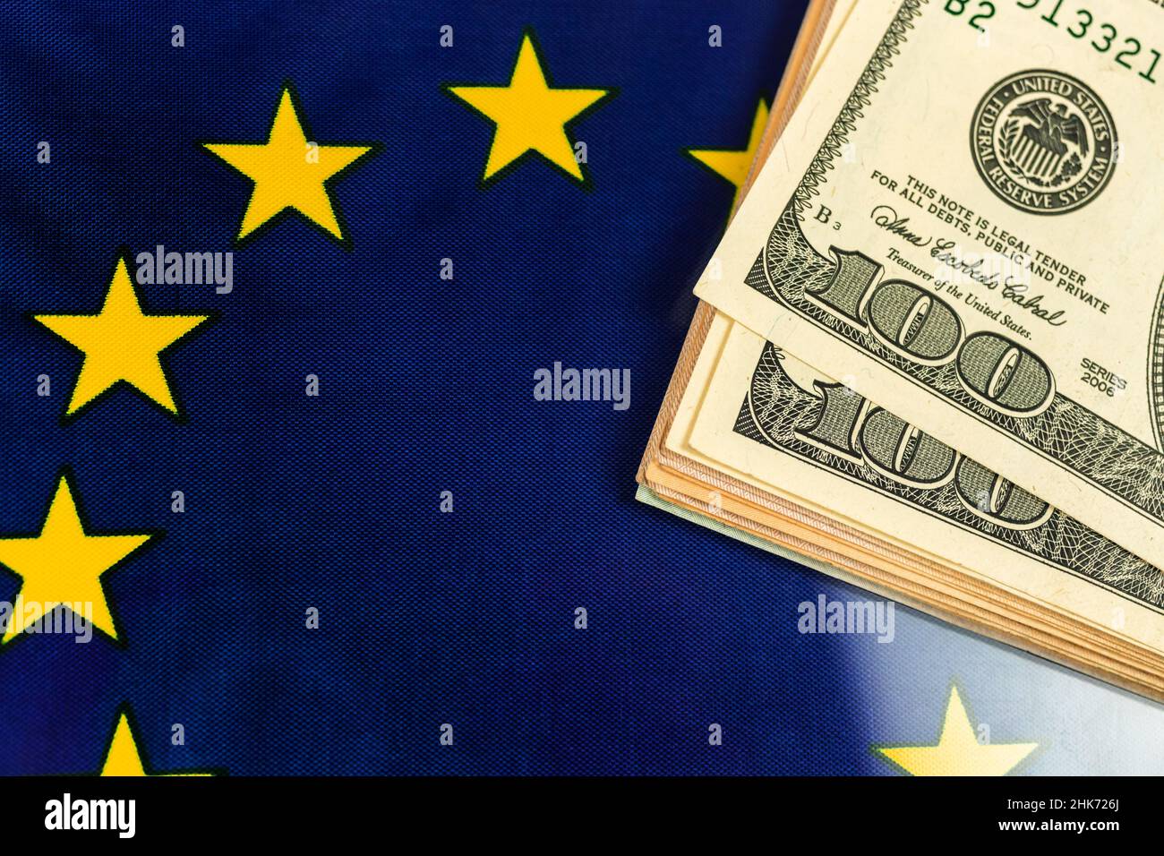 Dollar sur le drapeau de l'Union européenne.Criminel et crime ...