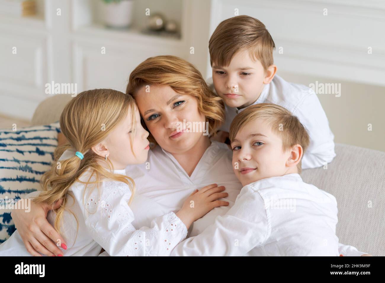 Les Enfants Adorables Sembrasent La Mère Excitée Montre Lamour Et L