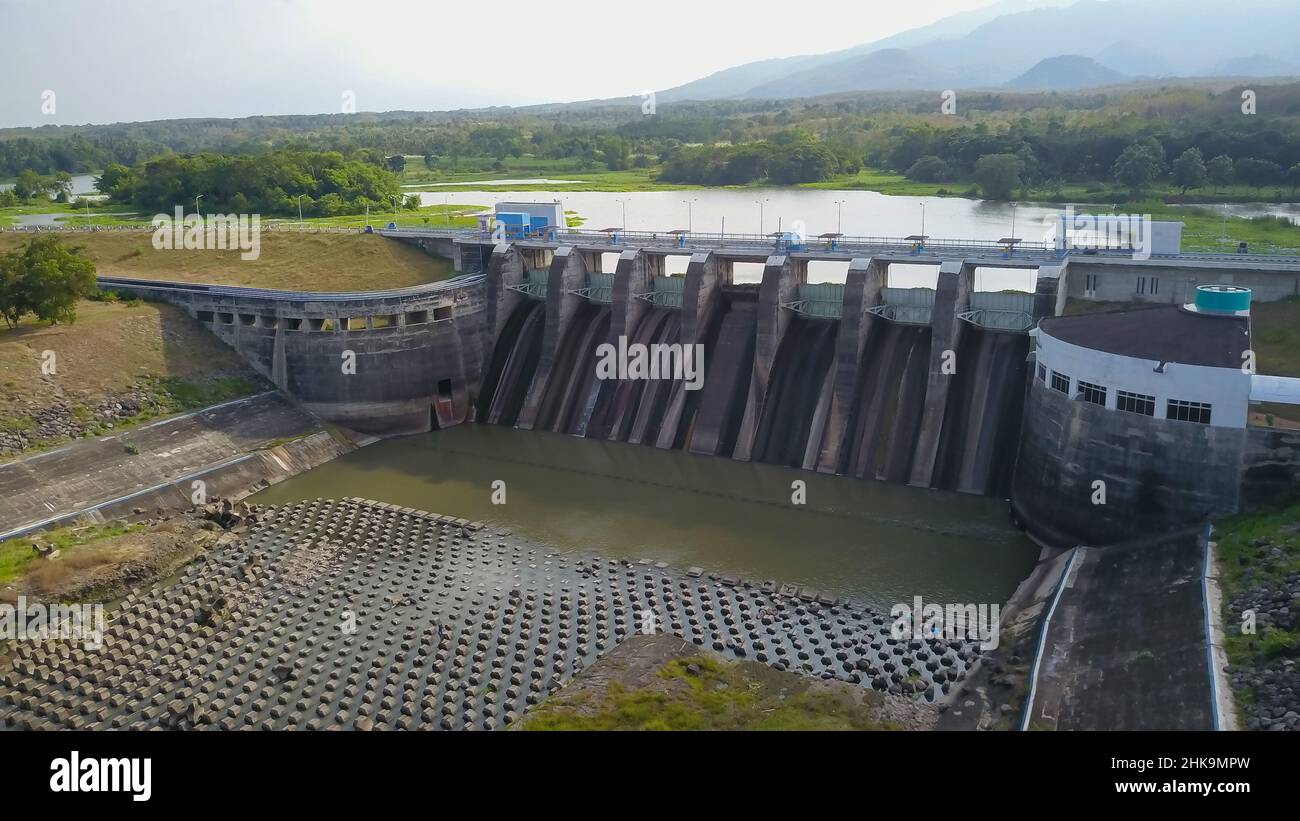 Barrage hydroélectrique avec eau qui coule à travers la porte, vue ...