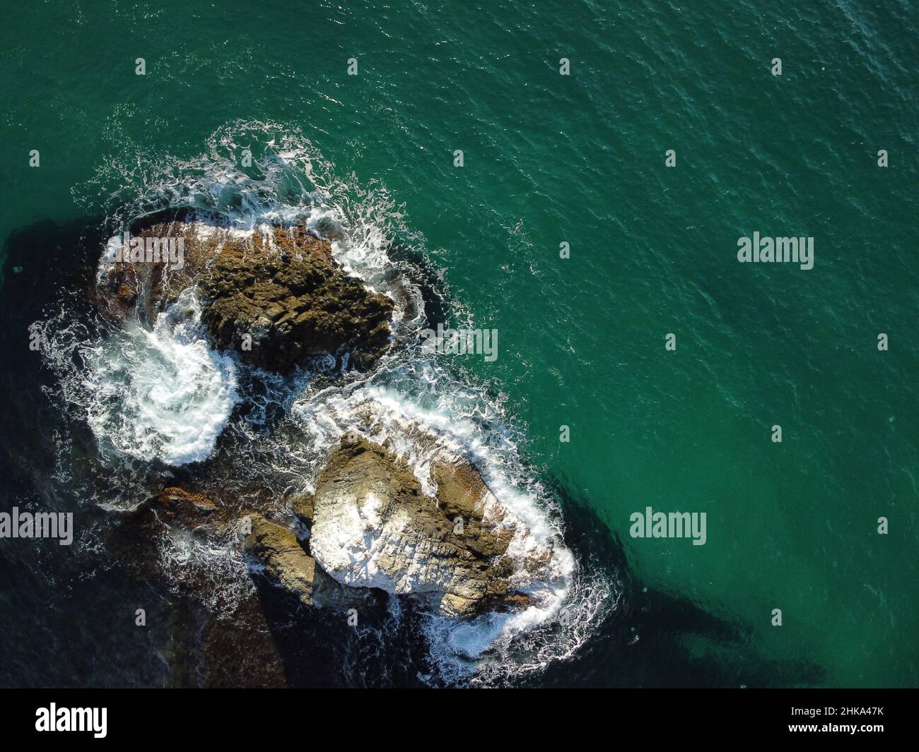Vue panoramique aérienne sur les paysages marins avec mer azur et côtes ...