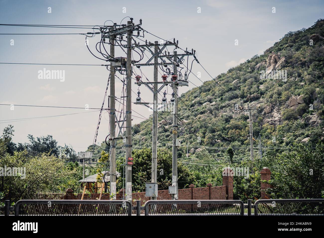 Les pylônes de puissance haute tension de transmission énorme pôle en béton métallique de lignes ...