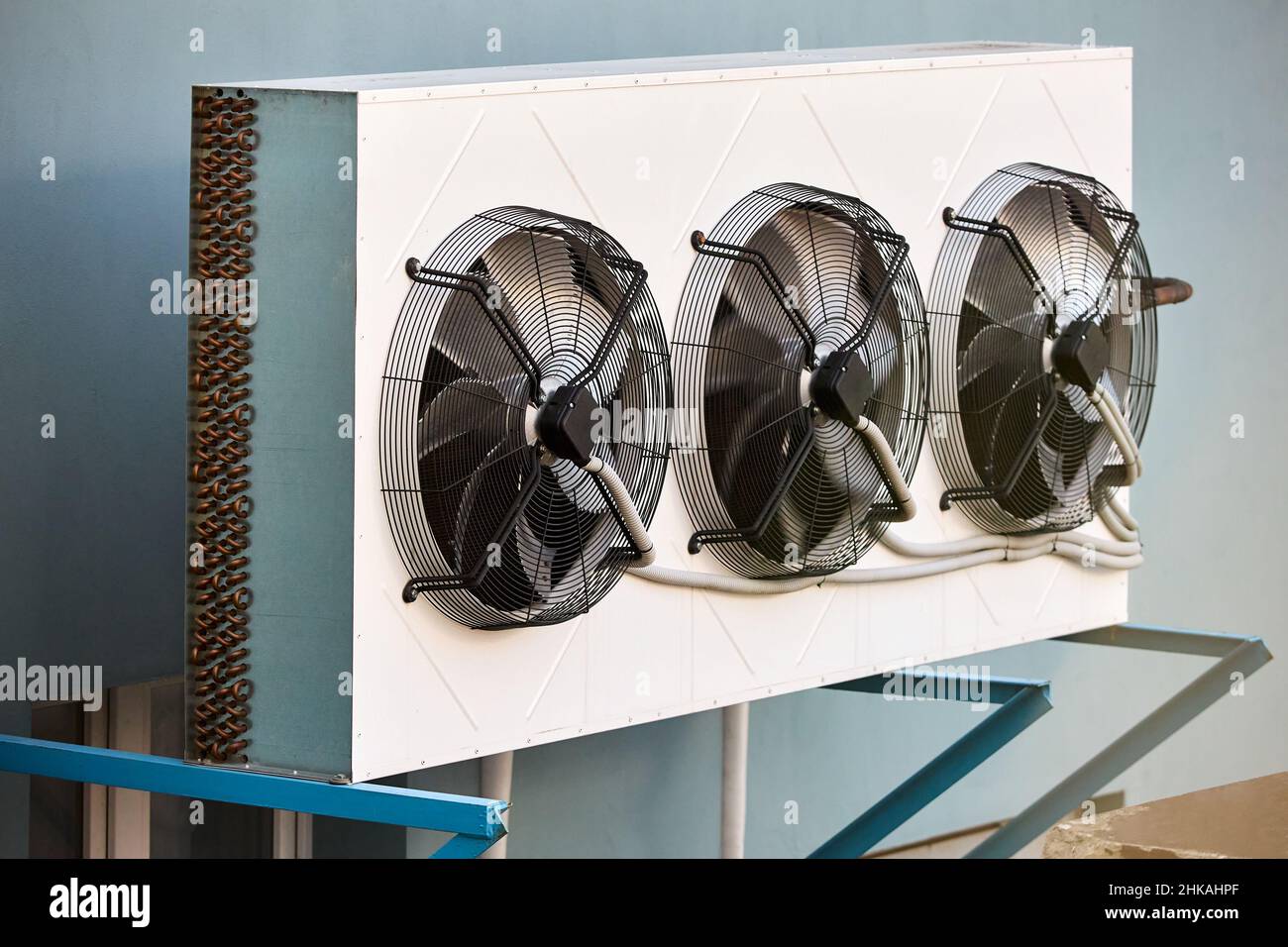 Vue latérale de la machine de climatisation sur le mur du bâtiment d ...
