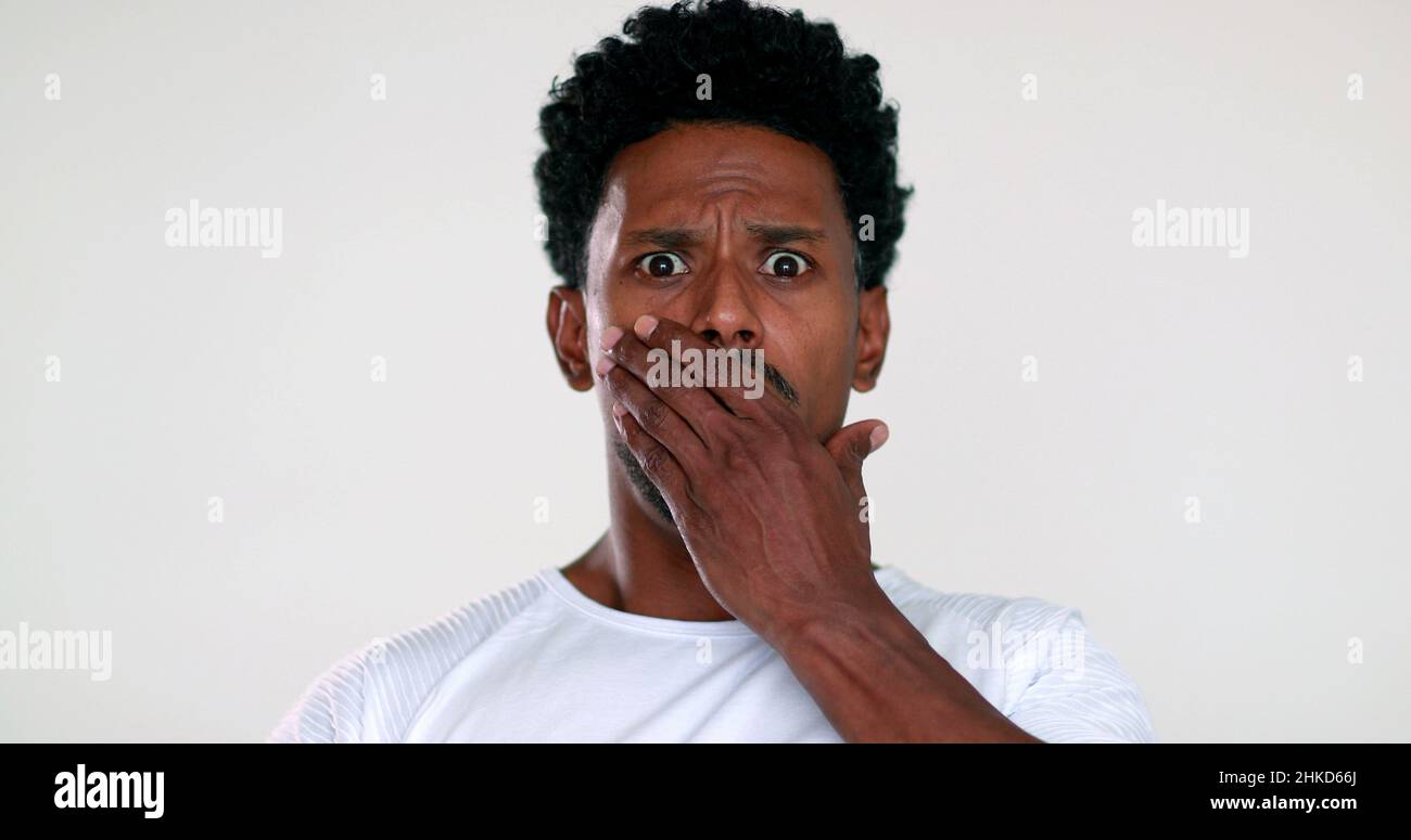 Homme africain réagissant avec la terreur et l'horreur à la caméra, le ...