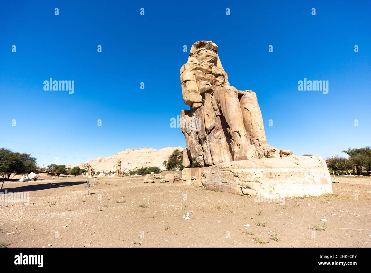 Colosses de memnon deux statues en pierre massive du pharaon amenhotep ...