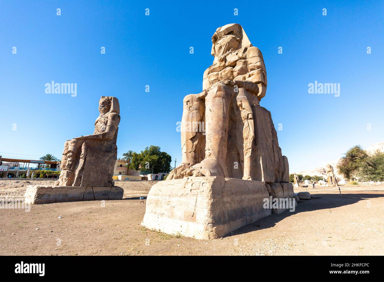 Colosses de memnon deux statues en pierre massive du pharaon amenhotep ...