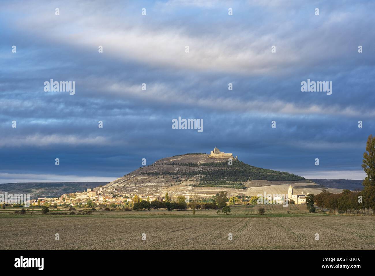 Espagne, Castille et León, Castrojeriz, village dominé par les ruines ...