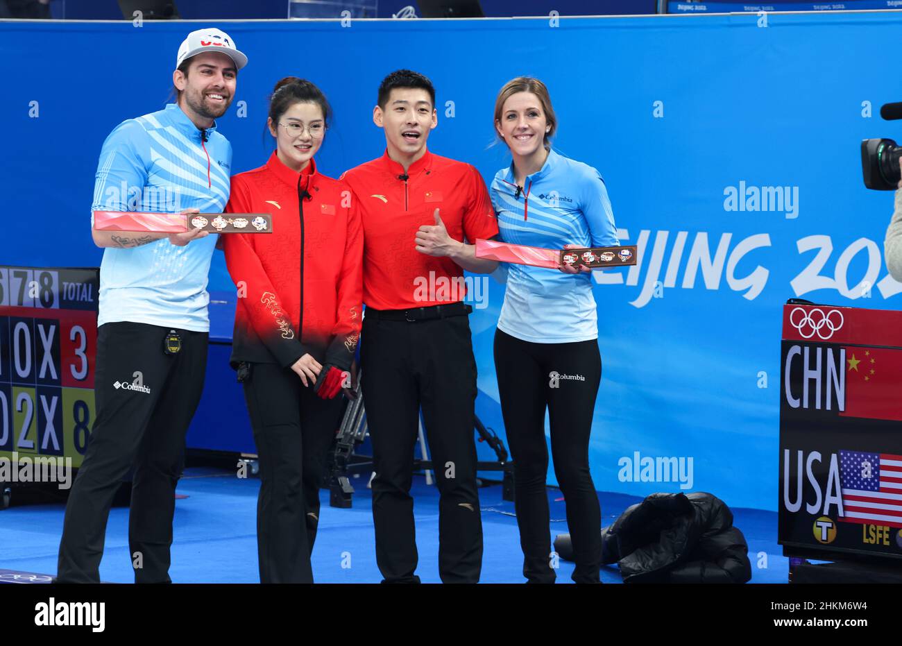 Pékin, Chine.5th févr. 2022.Fan Suyuan (2nd L) et Ling Zhi (2nd R) de ...