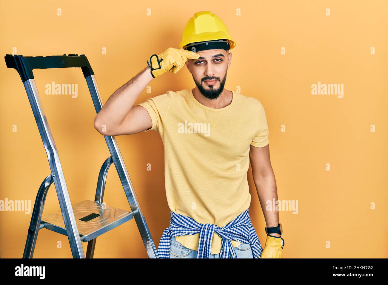 Beau homme avec la barbe par les escaliers de construction portant le ...