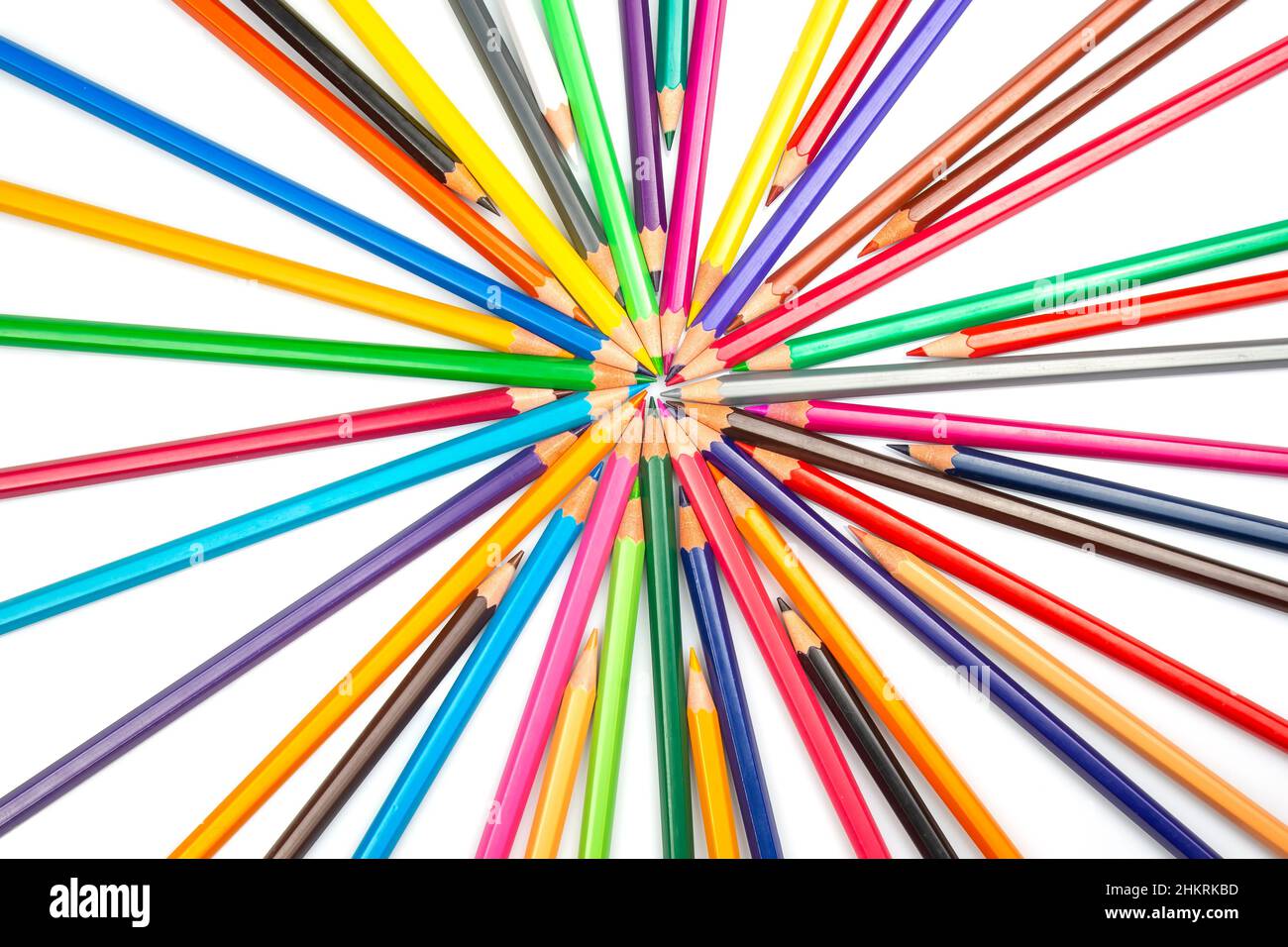 jeu de crayons de couleur pour dessiner sur fond blanc. outil pour ...