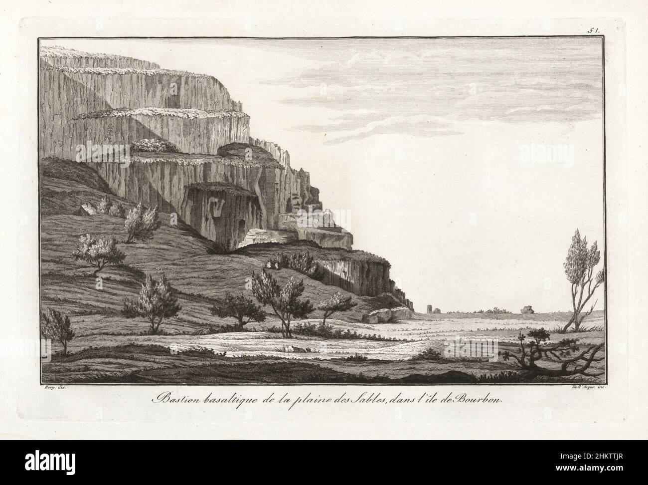 Masse de basalte de colonnes prismatiques sur une plaine de sable, île ...