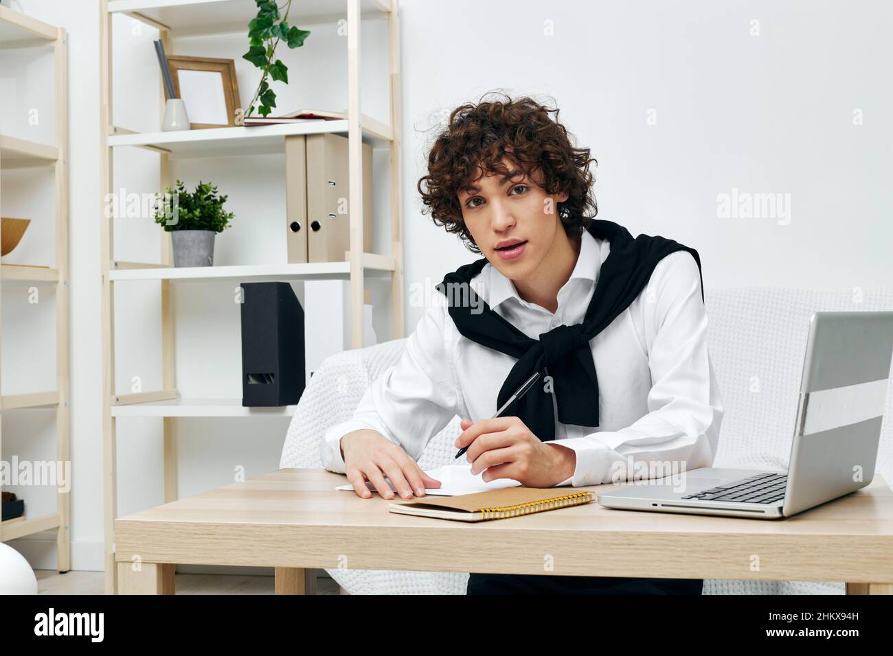 Un homme mauricien assis sur le canapé à la table devant un ordinateur ...
