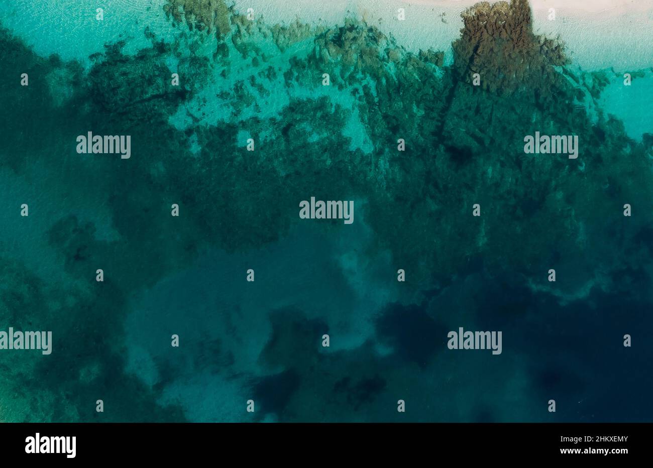 Vue aérienne du dessus des vagues de mer frappant des rochers sur la ...