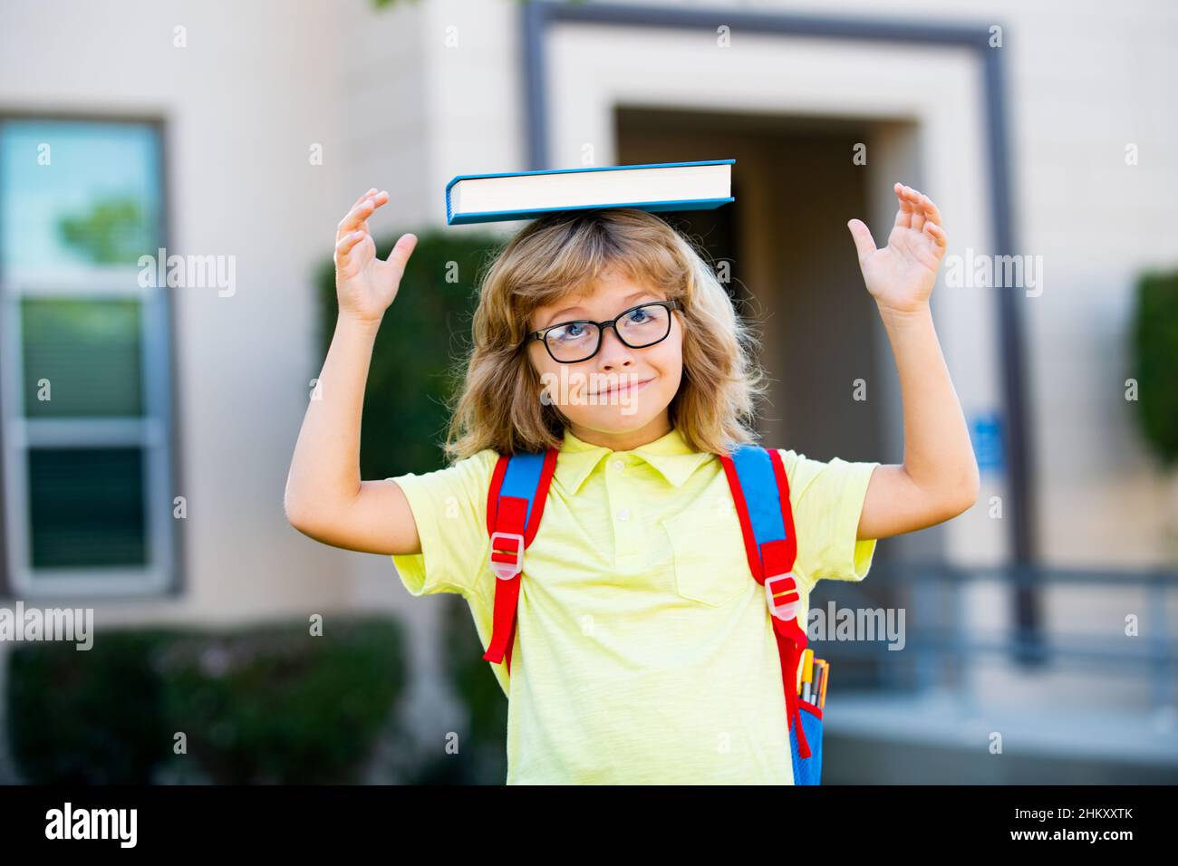 École enfant garçon à l'école.Un écolier qui retourne à l'école Photo ...