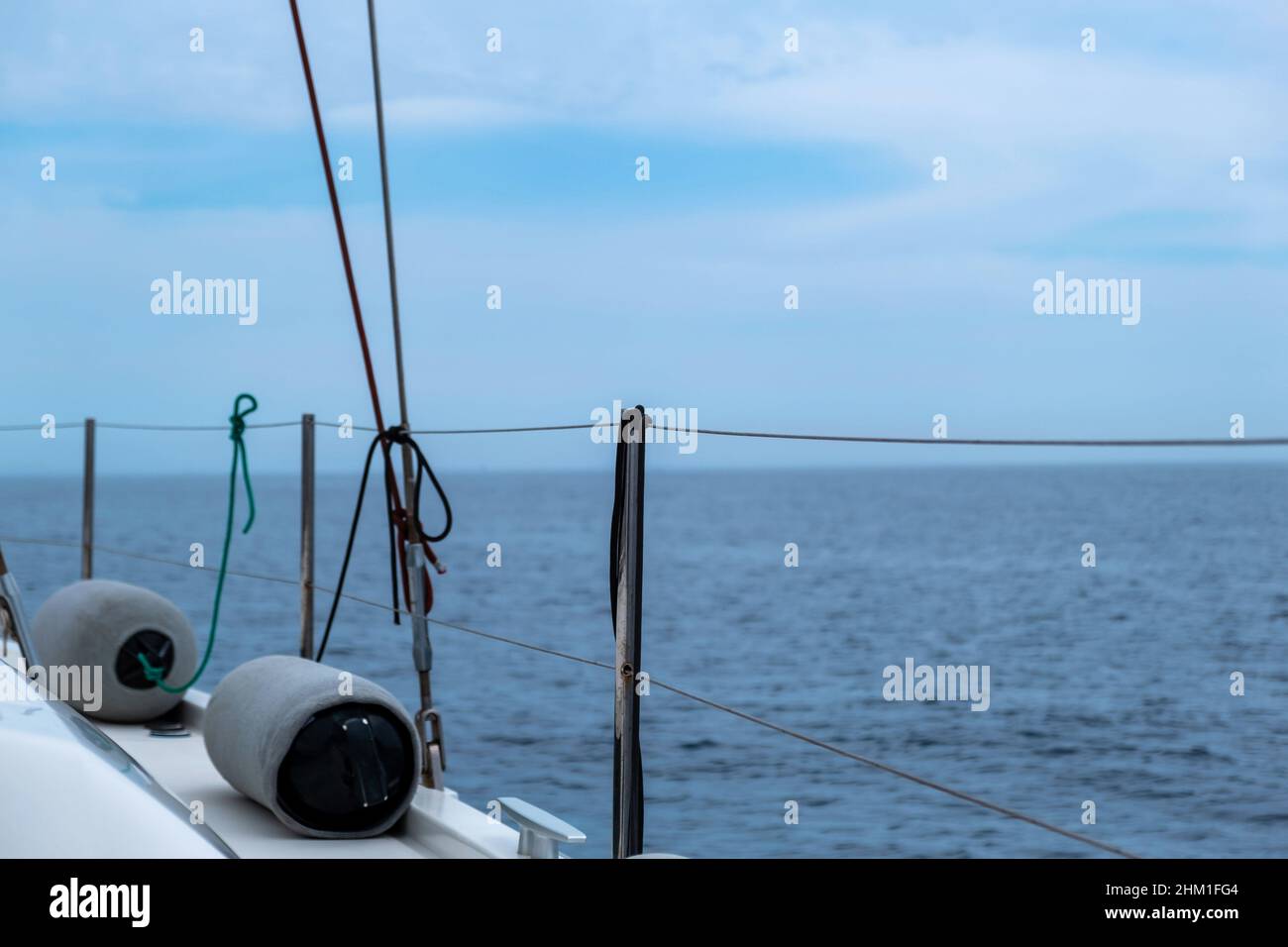 Voile en mer Egée, Grèce.Voilier truquage, aile et corde sur le pont ...