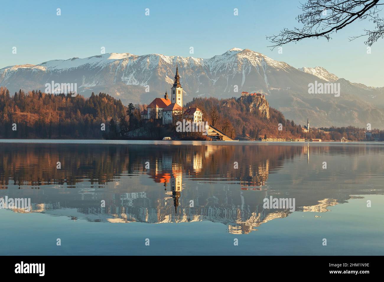 Belle vue sur le lac Bled, le plus célèbre lac slovène et l'île Bled ...