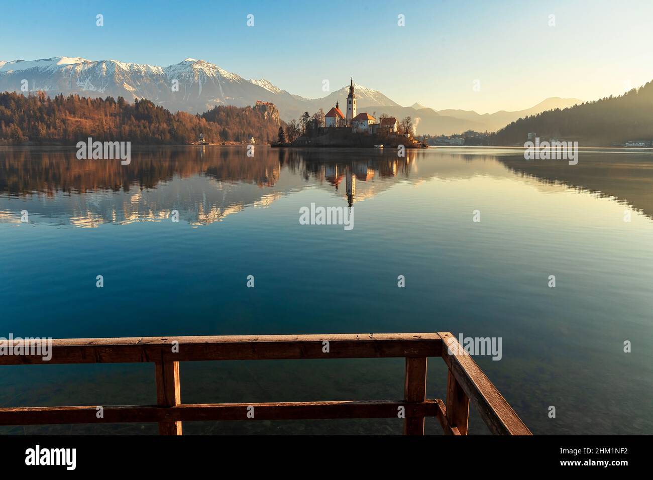 Belle vue sur le lac Bled, le plus célèbre lac slovène et l'île Bled ...