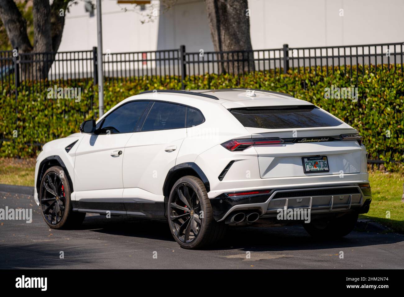 Lamborghini urus white Banque de photographies et d’images à haute ...